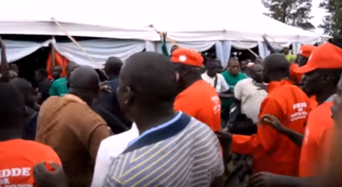 BWINO AZUUSE! Wuuno mbega mu vidiyo abadde atabangula abavuganya ... BWINO AZUUSE! Wuuno mbega mu vidiyo abadde atabangula abavuganya ...