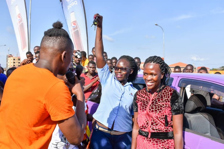 LABA ESSANYU! Wuuno omukyala agudde mu bintu, awangudde kampyata y ... LABA ESSANYU! Wuuno omukyala agudde mu bintu, awangudde kampyata y ...